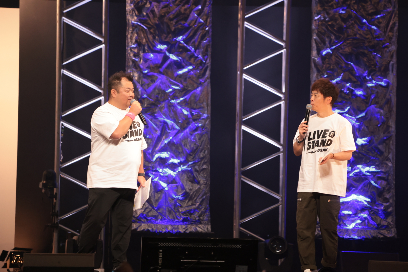 歌ウマ芸人が勢揃い! 圧巻＆爆笑パフォーマンスで『LIVE STAND OSAKA』のフィナーレ飾る 「やすともの黒白歌合戦」 | FANY ...