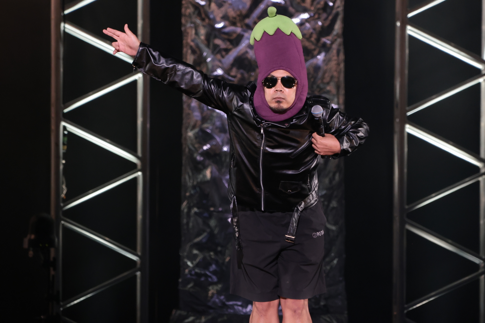 歌ウマ芸人が勢揃い! 圧巻＆爆笑パフォーマンスで『LIVE STAND OSAKA』のフィナーレ飾る 「やすともの黒白歌合戦」 | FANY ...