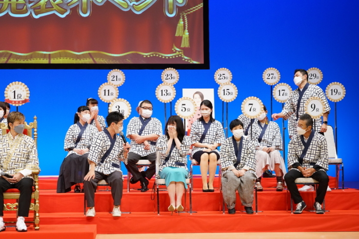 “総投票数77万票”吉本新喜劇の初「総選挙」1位はアキ! 2位辻本茂雄、3位すっちー…順位発表イベントで喜び爆発 | FANY Magazine