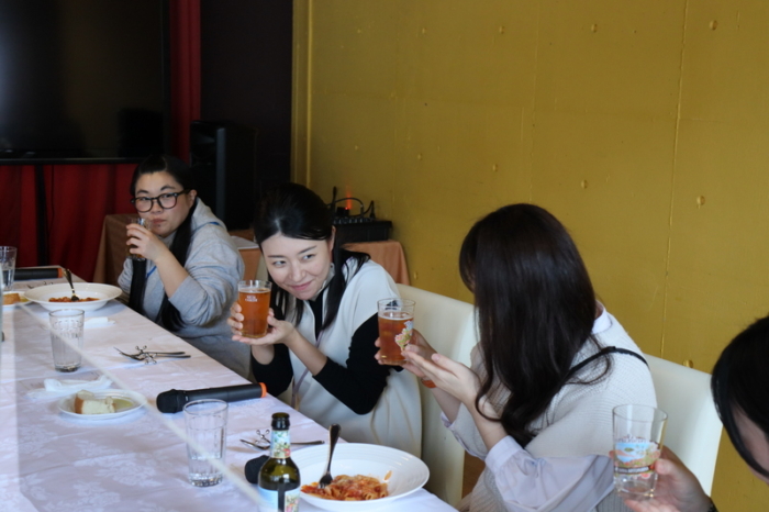 鮫島幸恵にしてこのファンあり 新喜劇「日本酒会」メンバーと行く“飲んだくれ”バスツアーは大成功 Fany Magazine