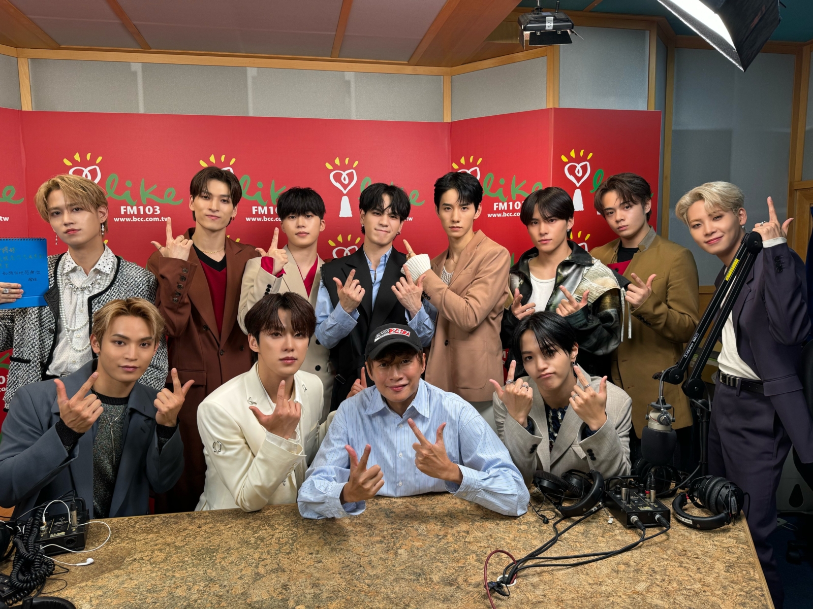 JO1がアジアツアー台北公演開催! 空港で約200⼈の現地ファン＆メディアに迎え⼊れられる! | FANY Magazine